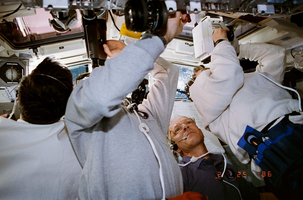 DVIDS - Images - STS-75 crew on aft flight deck during TSS-1R deployement