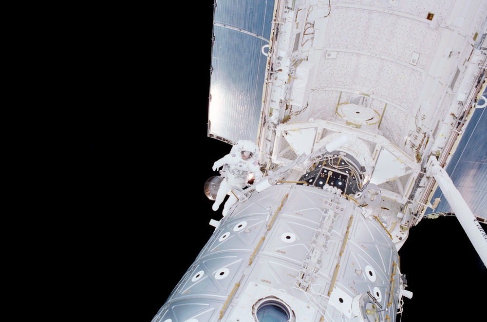 DVIDS - Images - MS Parazynski raises the UHF antenna on Destiny during the first EVA of STS-100