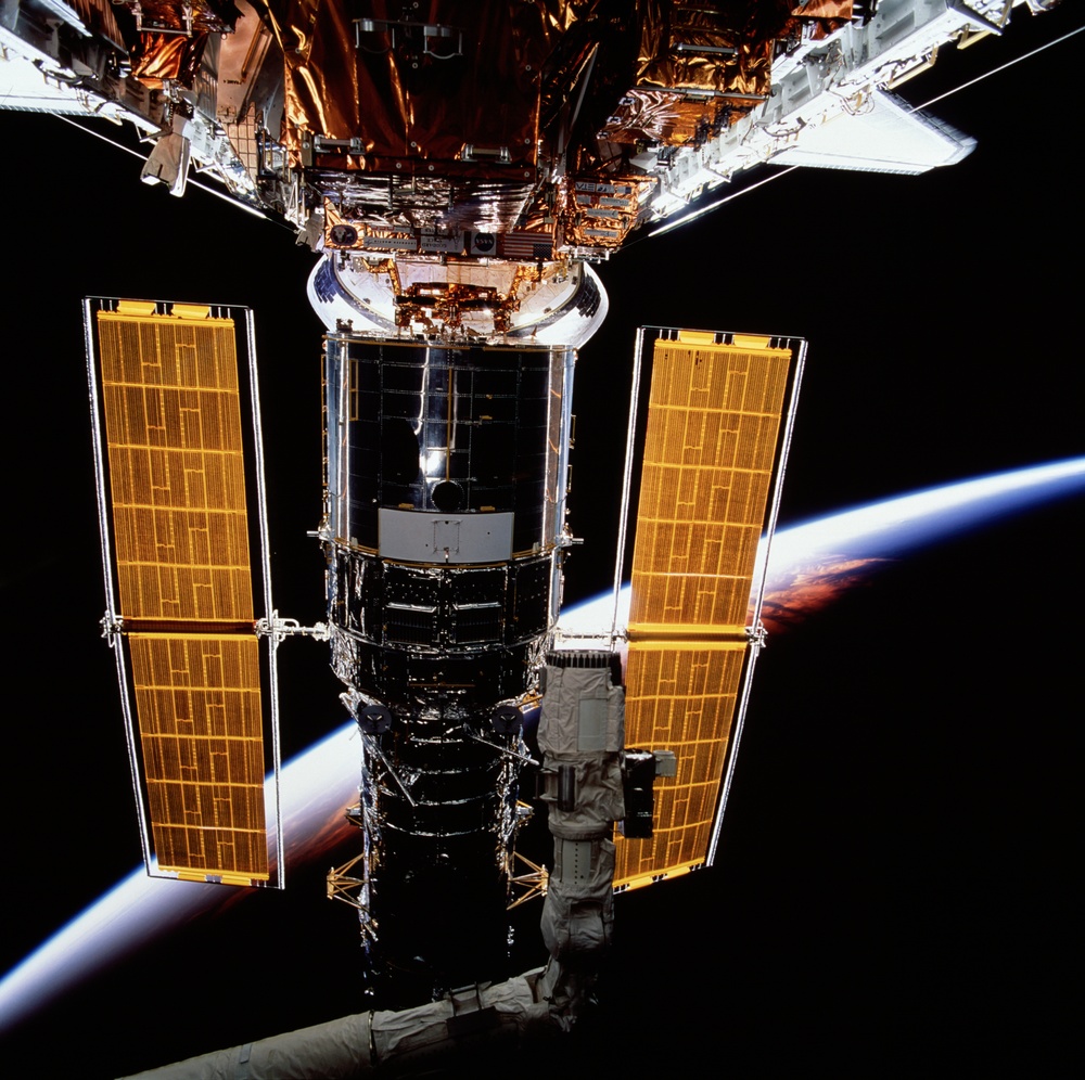 DVIDS - Images - HST, full length views of telescope in payload bay ...