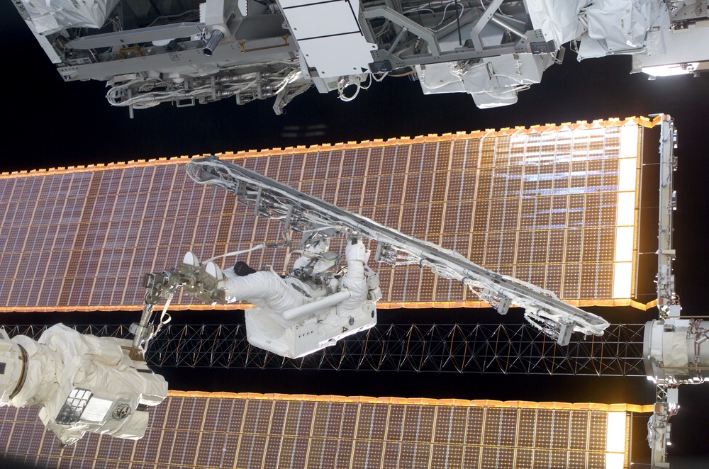 DVIDS - Images - Walheim moves the Aft Lab Avionics Tray to the S0 ...