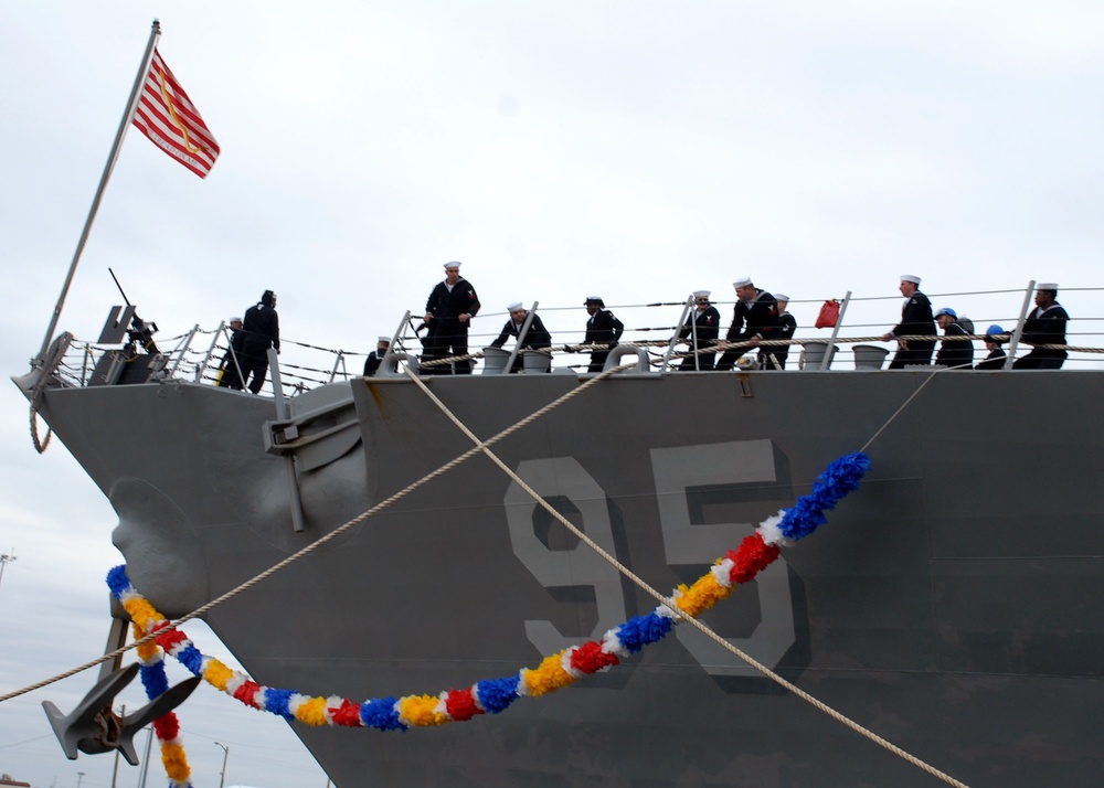 DVIDS - Images - USS James E. Williams returns to Norfolk [Image 3 of 3]