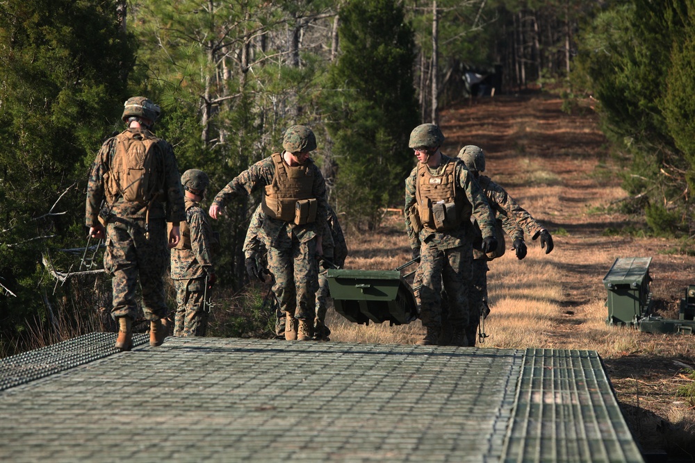 DVIDS - News - Marines train to build, defend bridges