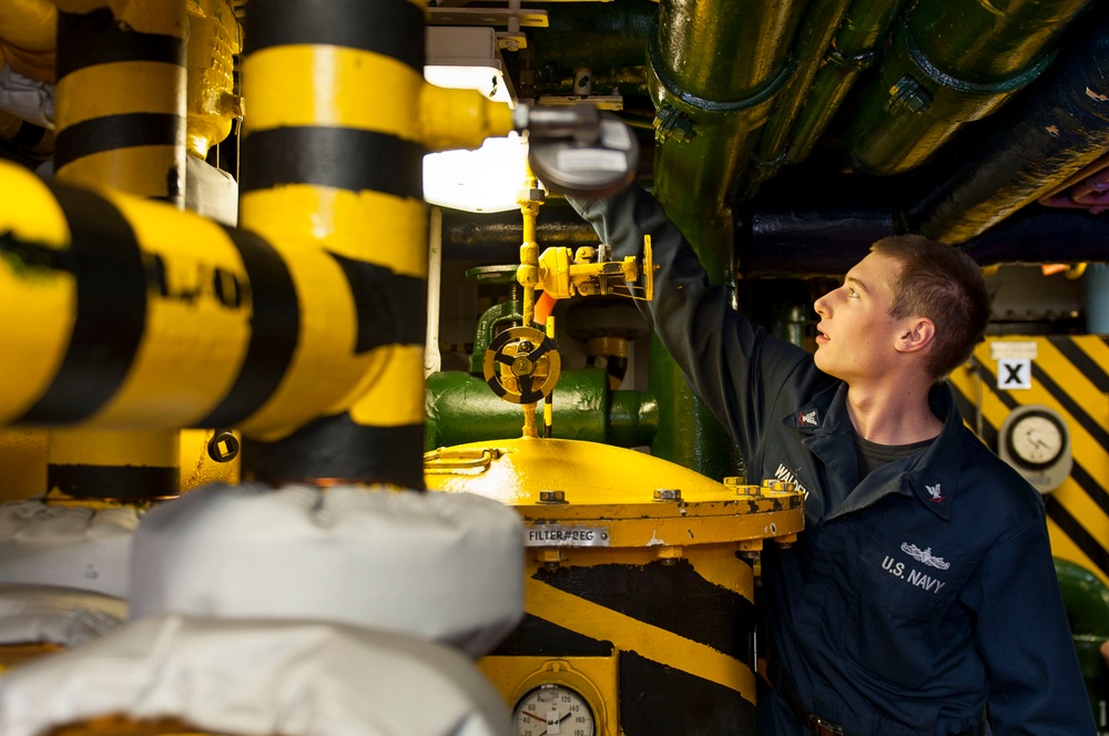 DVIDS - Images - Sailor maintains cleanliness [Image 2 of 3]