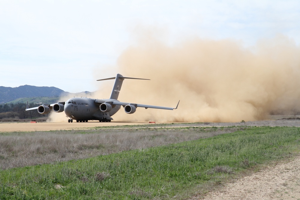 DVIDS - Images - C17 takeoff [Image 3 of 5]