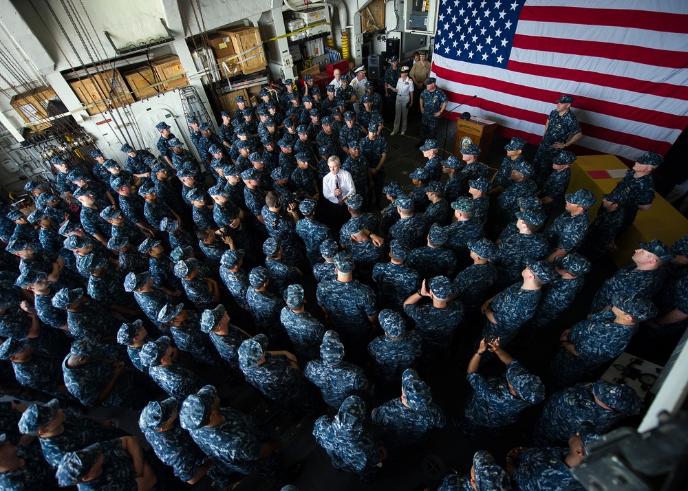 DVIDS - Images - Mabus visits US troops in Bahrain [Image 3 of 4]