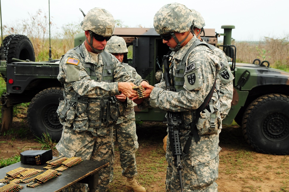 DVIDS - Images - Guardsmen conduct weapons familiarization training ...