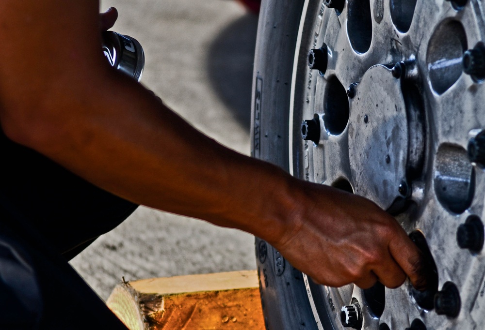 DVIDS - Images - 18th MXG airmen prep Eagles for flight home [Image 2 of 9]
