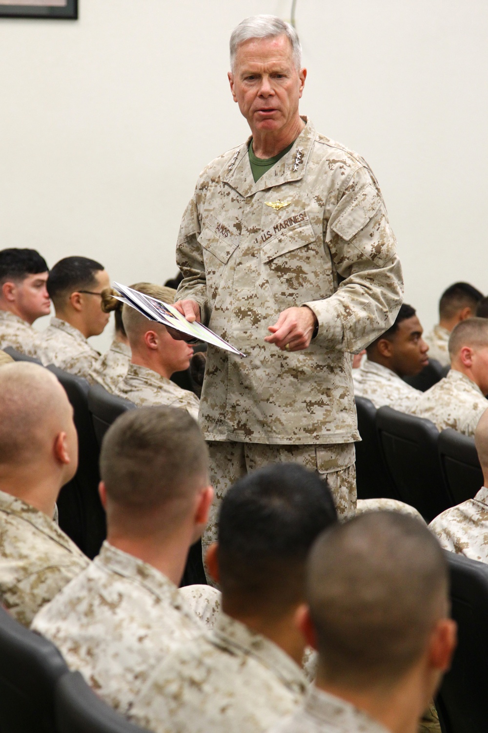 DVIDS - Images - Gen. Amos visits MCAS Miramar [Image 16 of 18]