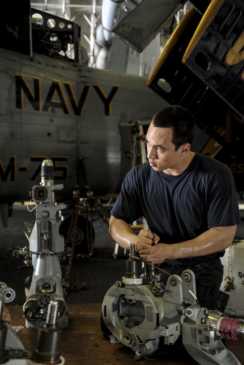 DVIDS - Images - Inspecting spindles for an MH-60R Sea Hawk helicopter
