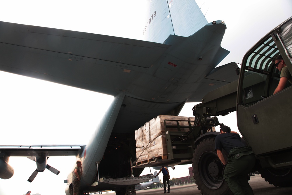 DVIDS - Images - JASDF provides aid during Operation Damayan [Image 2 of 7]