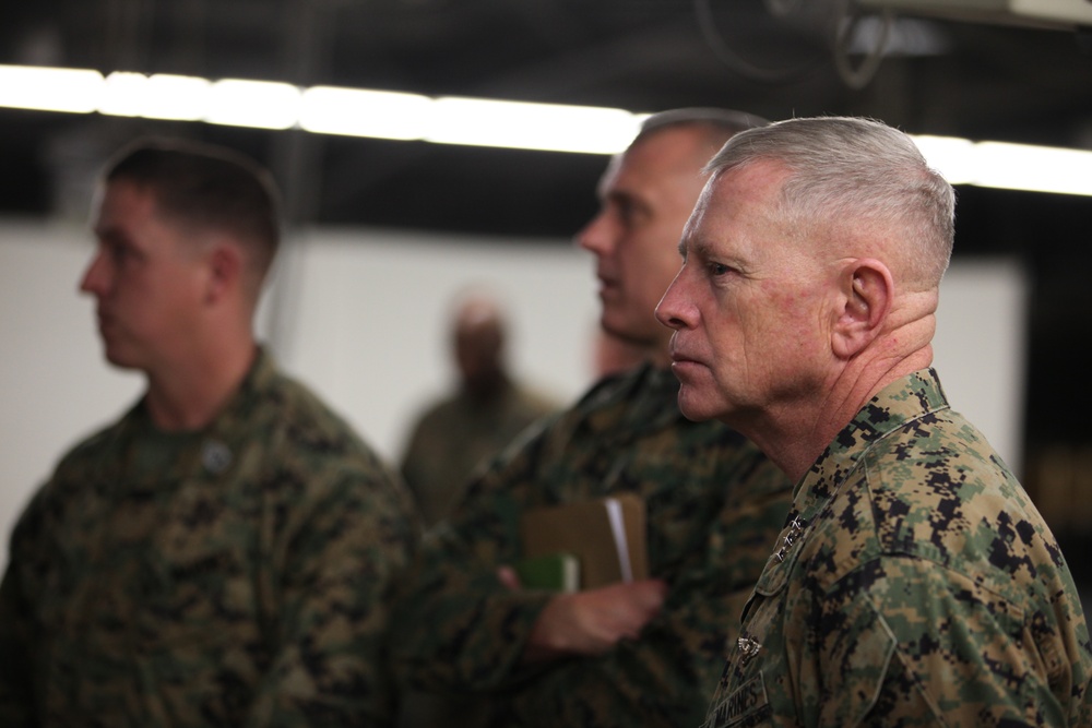 DVIDS - Images - Lt.Gen. Glueck visits SOI-E Marines [Image 5 of 5]