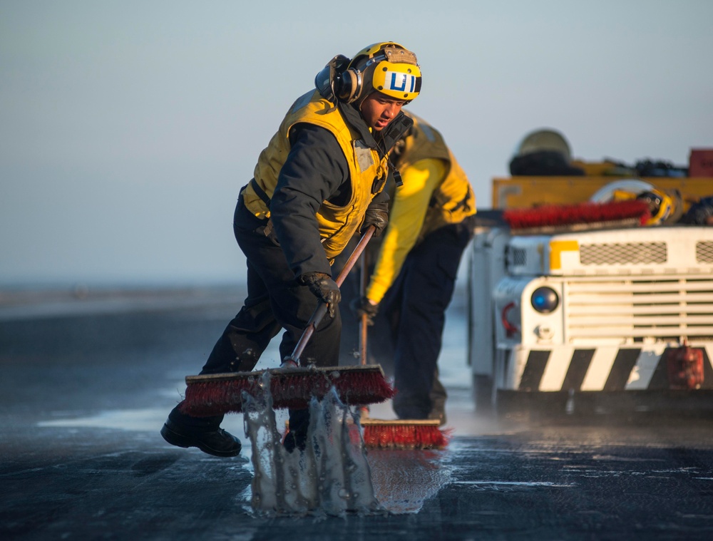 DVIDS - Images - Scrubbing the flight deck [Image 3 of 3]