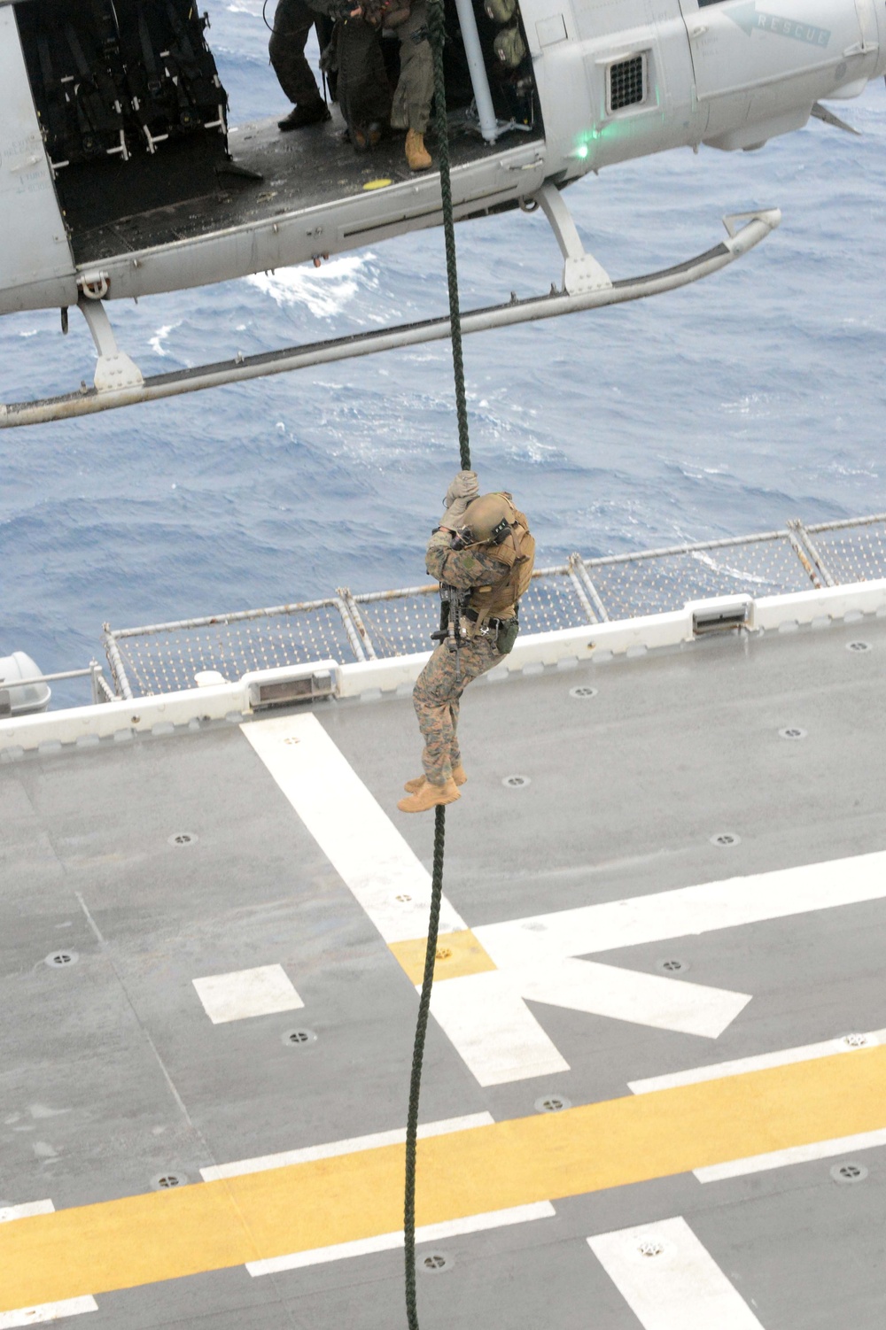 DVIDS - Images - 31st MEU Marines fast rope aboard USS Bonhomme Richard ...