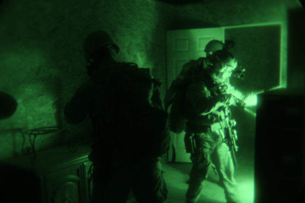 DVIDS - Images - SOTG Conducts Night Raid [Image 10 of 15]