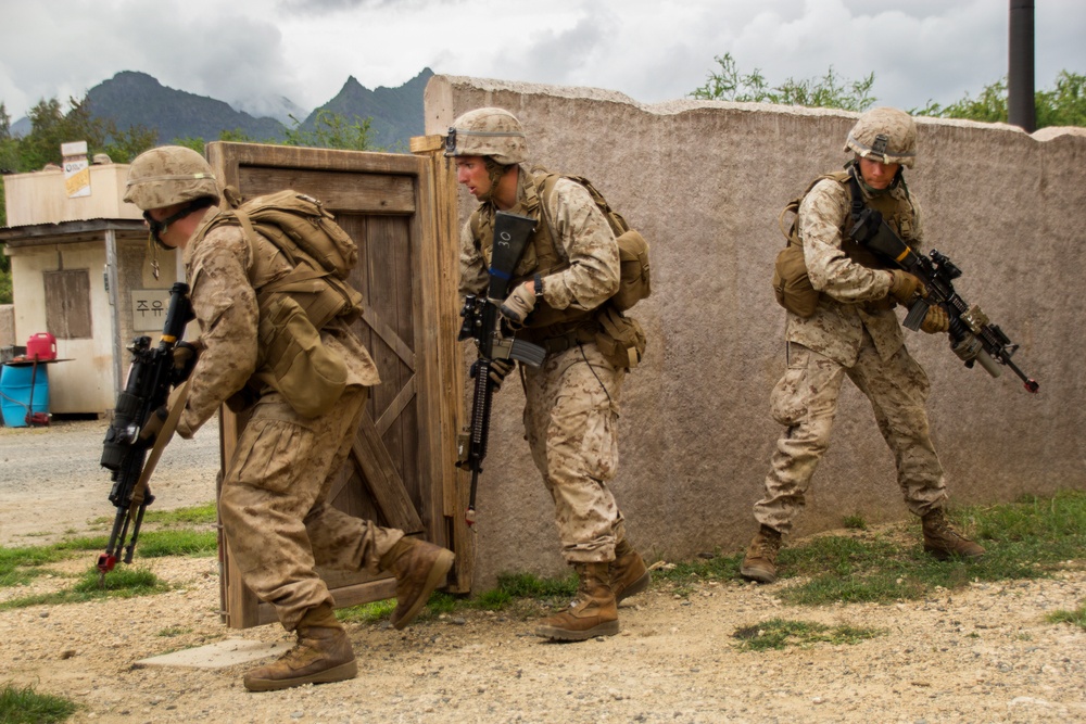 DVIDS - Images - Kilo Company conducts MOUT raids [Image 9 of 10]