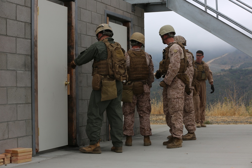 DVIDS - News - 1st Recon Conducts Breaching Exercise