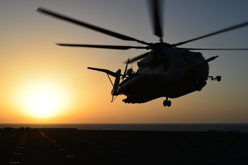 DVIDS - Images - BLT 1/6 rappels, fast ropes at sea [Image 4 of 5]