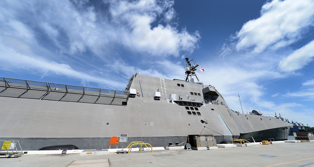 DVIDS - Images - USS Independence arrives for RIMPAC 2014 [Image 3 of 3]