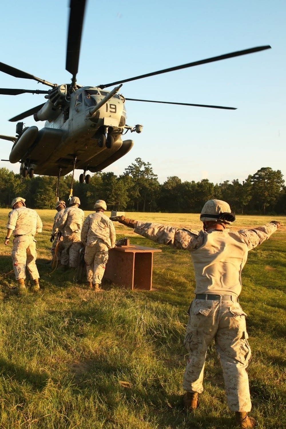 DVIDS - News - Super Stallion pilots sharpen skills in external lift