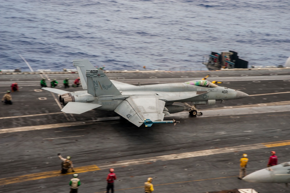 DVIDS - Images - USS George Washington flight operations [Image 2 of 2]