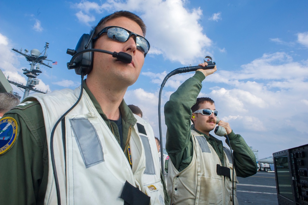 DVIDS - Images - Distinguished visitor embark [Image 2 of 3]