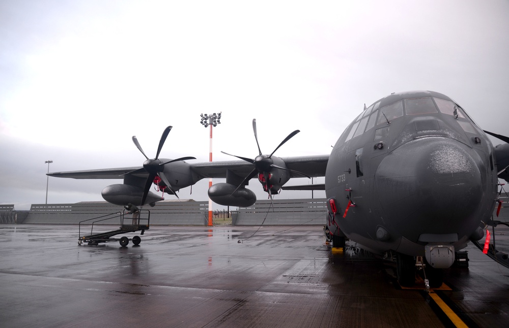 DVIDS - Images - Air commandos maintain MC-130J Commando II mission ...