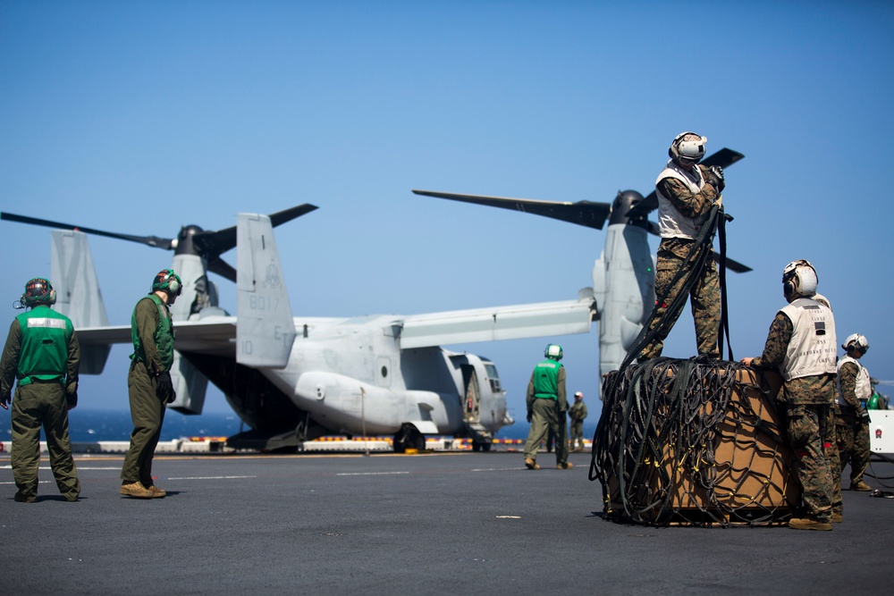 DVIDS - Images - Helicopter Support Team Training on Ship [Image 7 of 14]