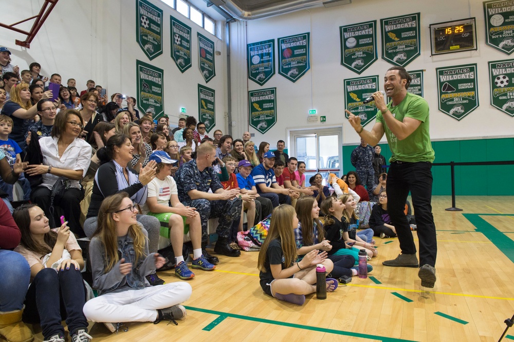 DVIDS - Images - USO Spring Tour comes to Naples [Image 6 of 9]