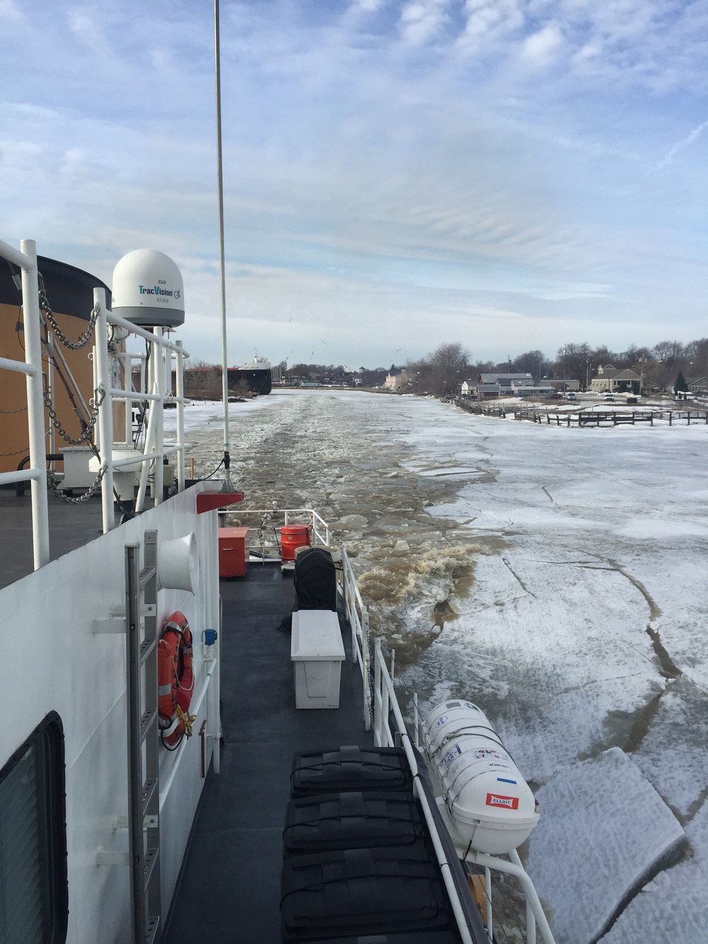 DVIDS - Images - USCGC Neah Bay breaks ice in Lake Erie [Image 1 of 2]