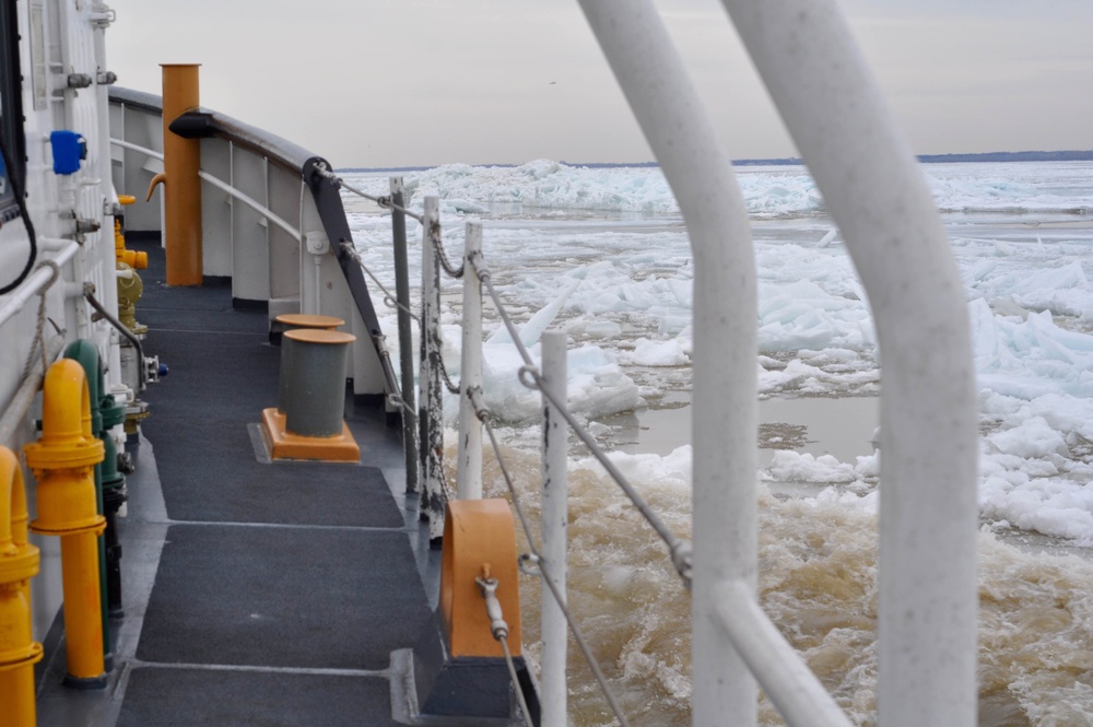DVIDS - Images - USCGC Neah Bay breaking ice in Lake Erie [Image 2 of 4]