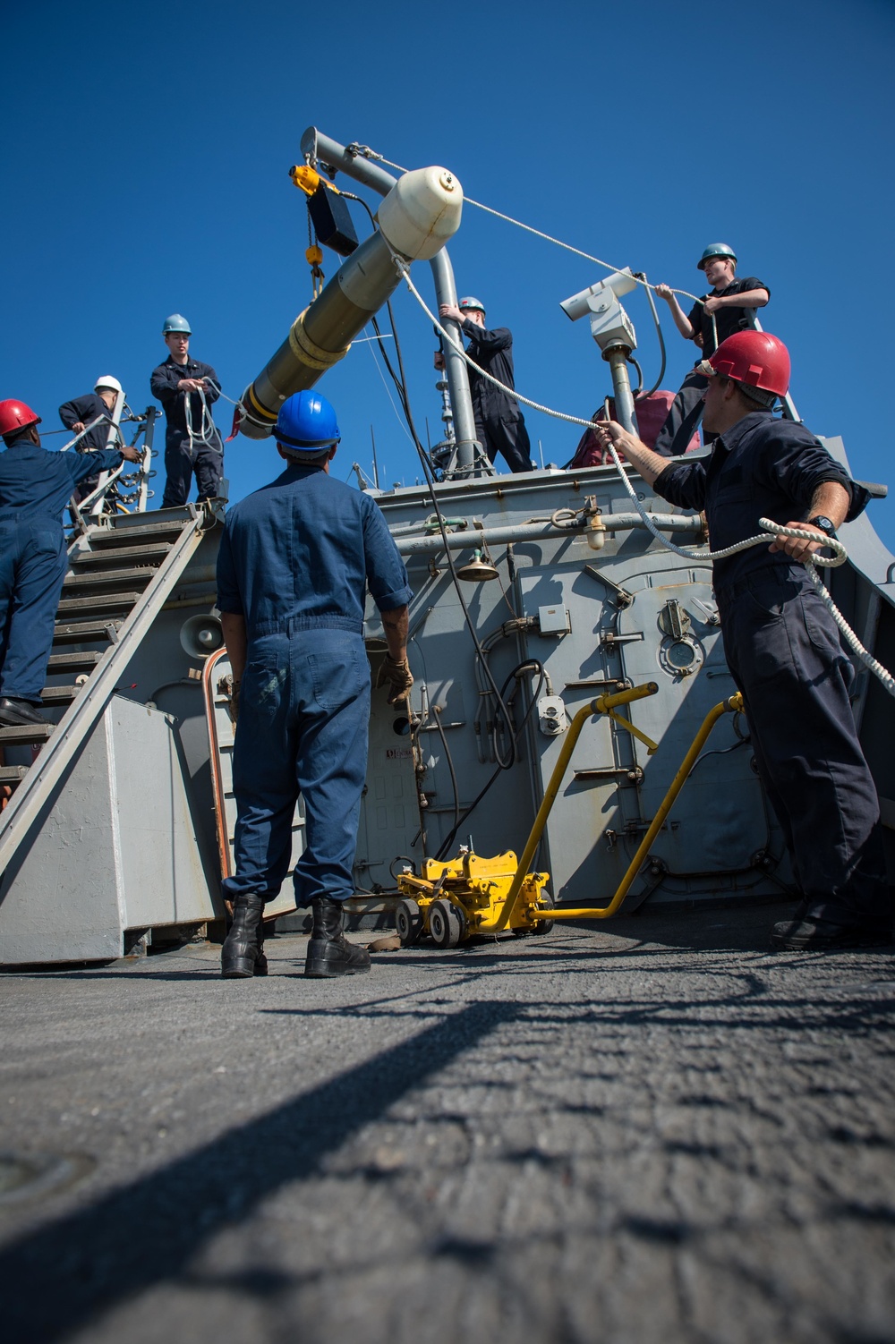 DVIDS - Images - USS Mitscher sailors transfer torpedo [Image 2 of 4]