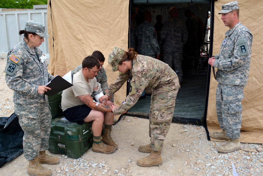 DVIDS - Images - DIVWEST trains USAR 402nd FST for deployment [Image 7 ...