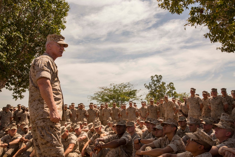 DVIDS - Images - US Marine general visits forces in Australia [Image 4 ...