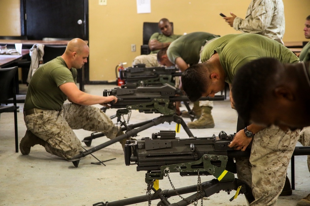 DVIDS - Images - 2nd Supply Marines learn about machine guns [Image 5 of 7]