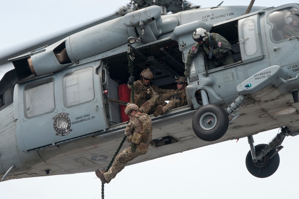 DVIDS - Images - Helicopter rope suspension technique exercise aboard ...