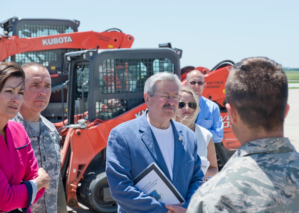 DVIDS - News - 132nd Wing Welcomes Gov. Branstad and Lt. Gov. Reynolds ...