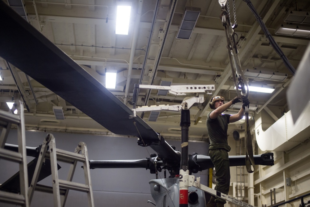 DVIDS - Images - Reassembling rotor blades [Image 2 of 4]