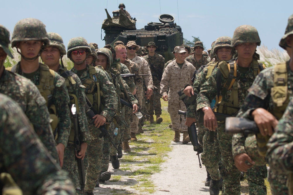 DVIDS - Images - Amphibious Beach Raid [Image 1 of 10]