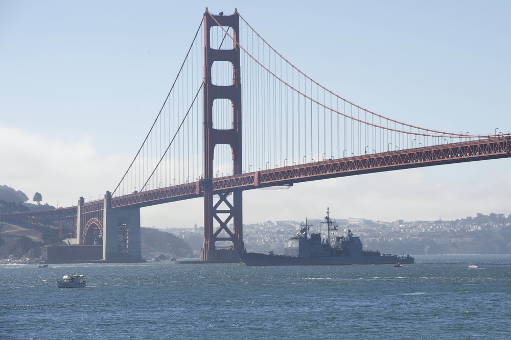 DVIDS - Images - San Francisco Fleet Week Parade of Ships [Image 1 of 14]