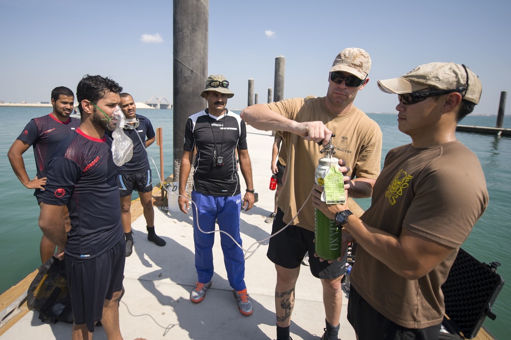 DVIDS - Images - CTG 56.1 conducts dive SMEE with Bahrain coast guard ...