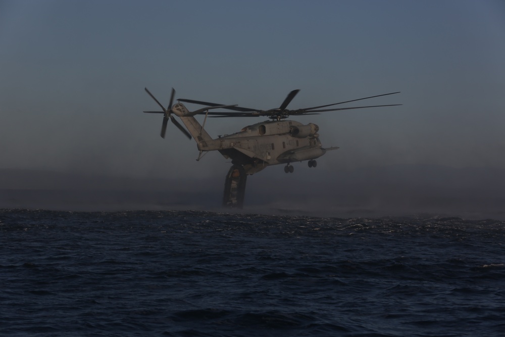 DVIDS - Images - 1st Recon conducts helocast training [Image 2 of 6]