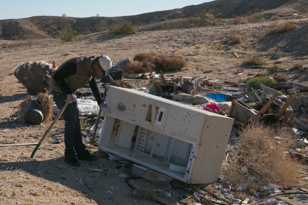 DVIDS - News - Marines volunteer for community cleanup
