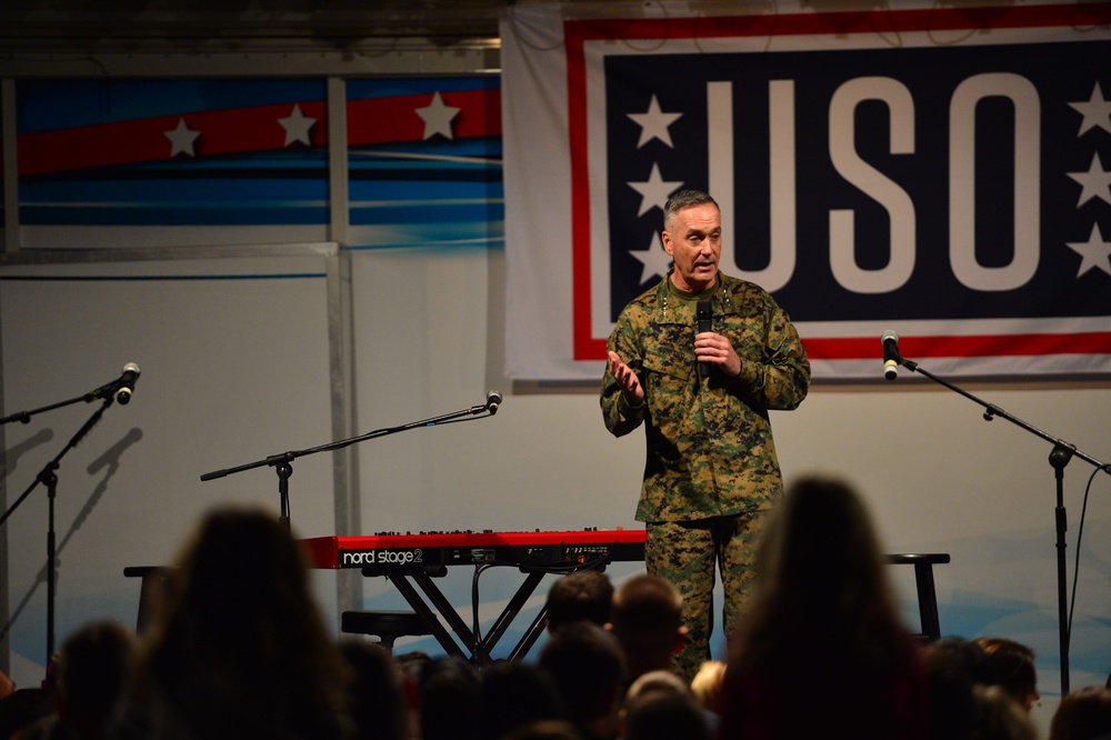 DVIDS - Images - CJCS USO Holiday Tour [Image 16 of 31]