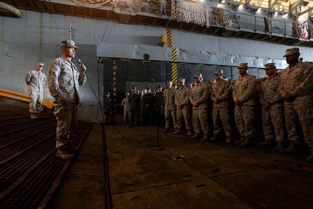 DVIDS - Images - CTF-51 commander visits the USS Oak Hill [Image 3 of 3]