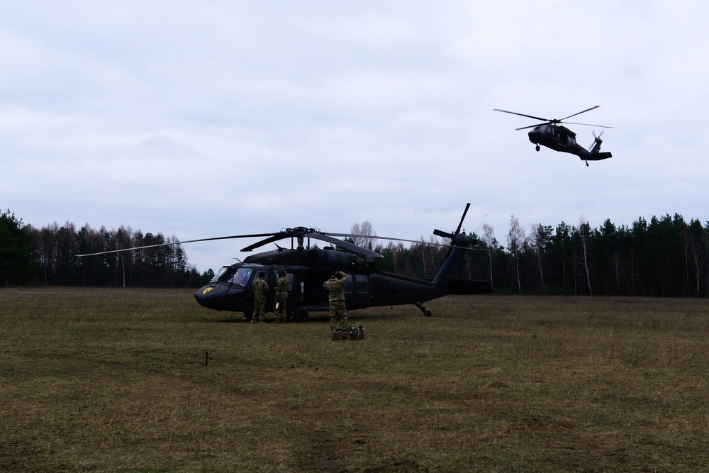 DVIDS - Images - 173rd Airborne Brigade 4-319 AFAR UH-60 Black Hawk jump [Image 8 of 10]
