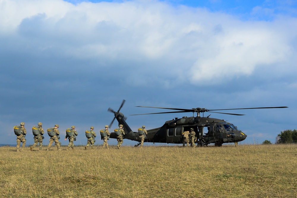 DVIDS - Images - 173rd AB 4-319 AFAR UH-60 Black Hawk airborne ...
