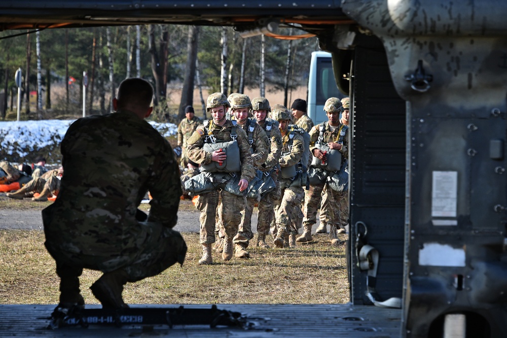DVIDS - Images - 4-319th AFAR training jump from UH-60 Black Hawk helicopter [Image 3 of 25]