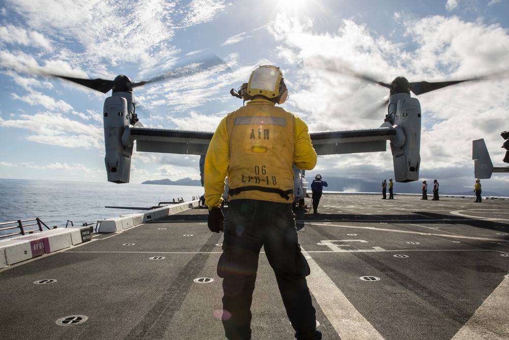 DVIDS - Images - Signaling the Osprey [Image 4 of 4]