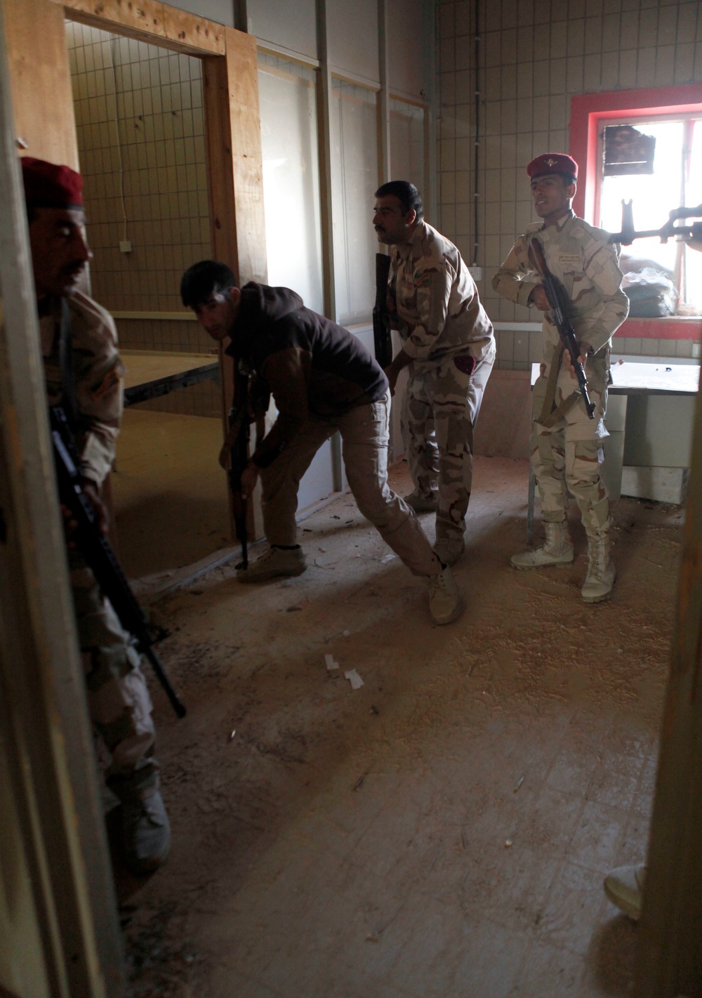 DVIDS - Images - Iraqi soldiers clear buildings during military ...