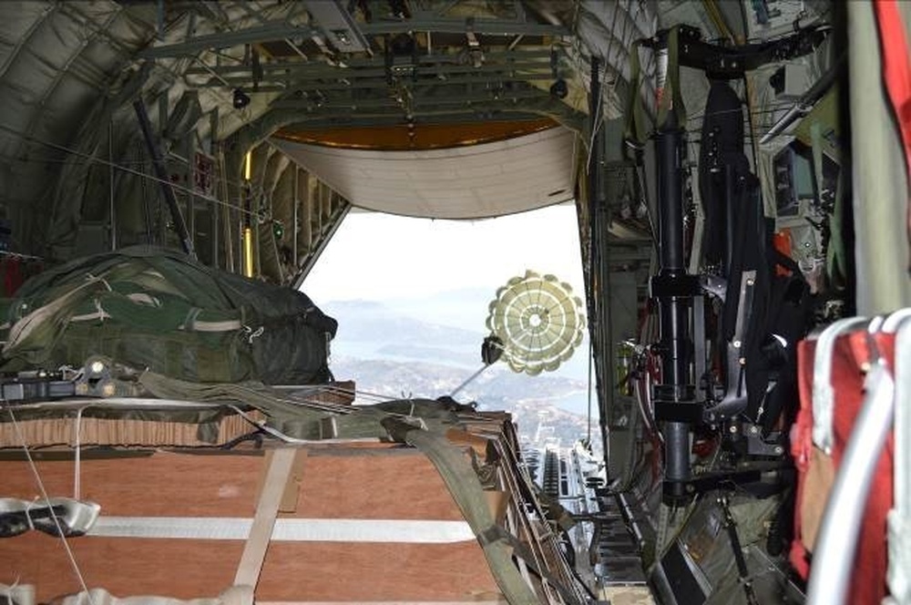DVIDS - News - 5th QM and Greek riggers train on Airdrop Ops in ...